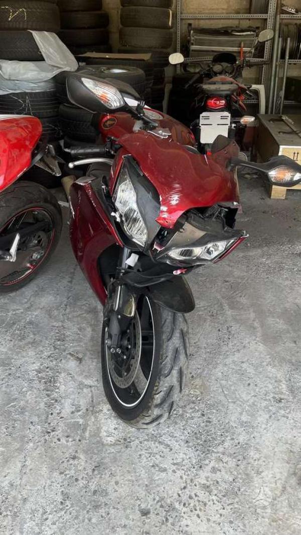 Red Honda Cbr 2011 in Telschi, with an engine capacity of 1.00 L and mileage of 30 thousand km for 3500 €, photo 1 on AUTOMOTO.COM.LV