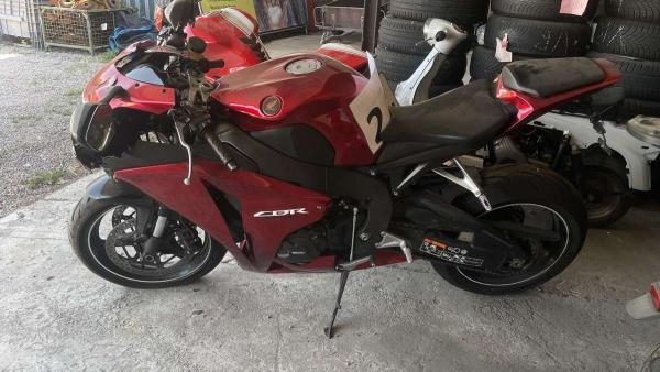 Red Honda Cbr 2011 in Telschi, with an engine capacity of 1.00 L and mileage of 30 thousand km for 3500 €, photo 3 on AUTOMOTO.COM.LV