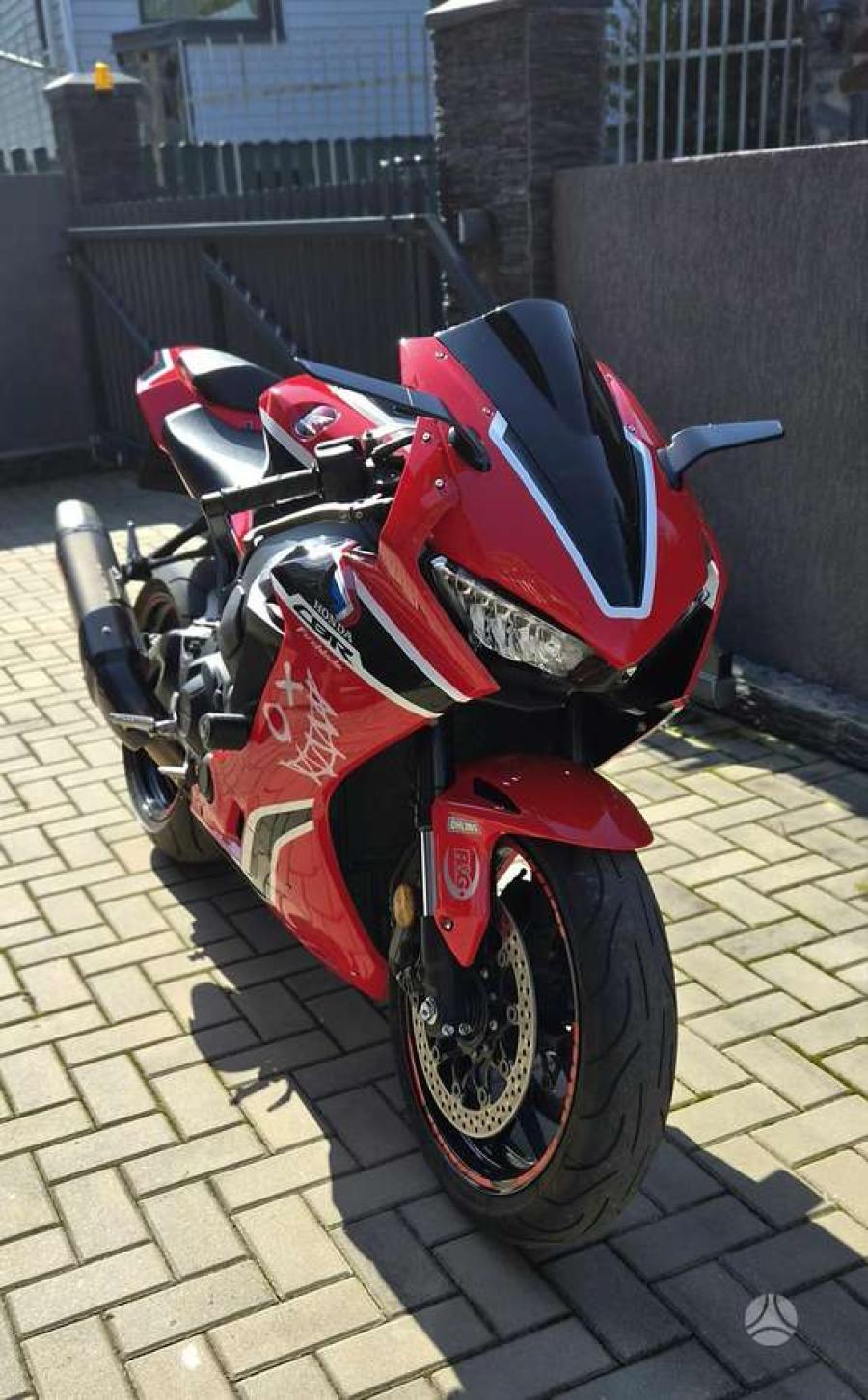 Sarkans Honda Cbr 2018 Viļņa, ar dzinēja tilpumu 1.00 L un nobraukumu 4 tūkst. km par 12800 €, foto 3 vietnē AUTOMOTO.COM.LV