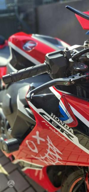 Sarkans Honda Cbr 2018 Viļņa, ar dzinēja tilpumu 1.00 L un nobraukumu 4 tūkst. km par 12800 €, foto 5 vietnē AUTOMOTO.COM.LV