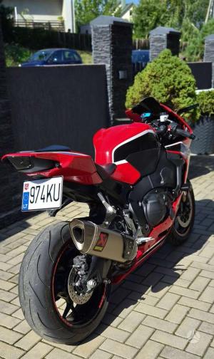 Sarkans Honda Cbr 2018 Viļņa, ar dzinēja tilpumu 1.00 L un nobraukumu 4 tūkst. km par 12800 €, foto 7 vietnē AUTOMOTO.COM.LV