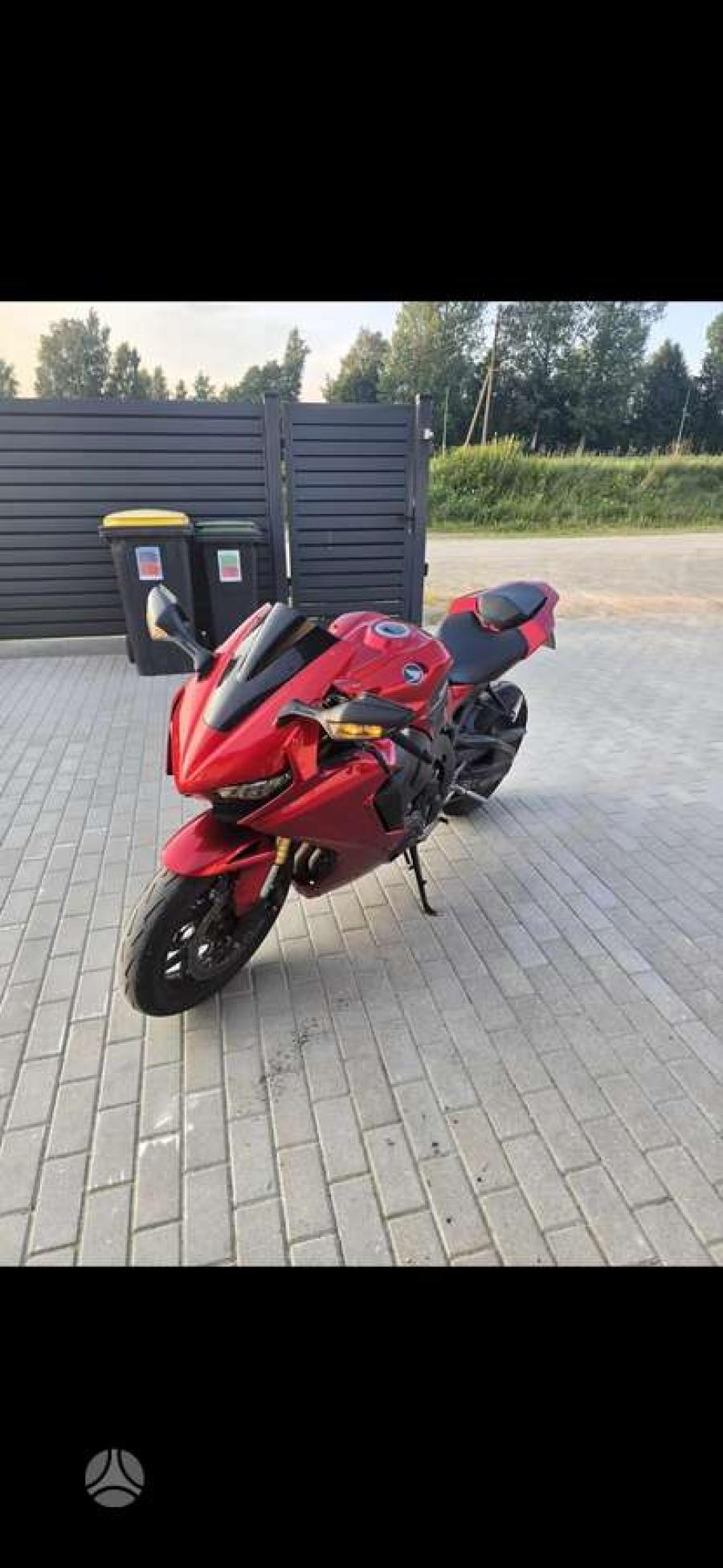 Красный Хонда Cbr 2019 в Клайпеда, объемом двигателя 1.00 л и пробегом 18 тыс. км за 11000 €, фото 1 на AUTOMOTO.COM.LV