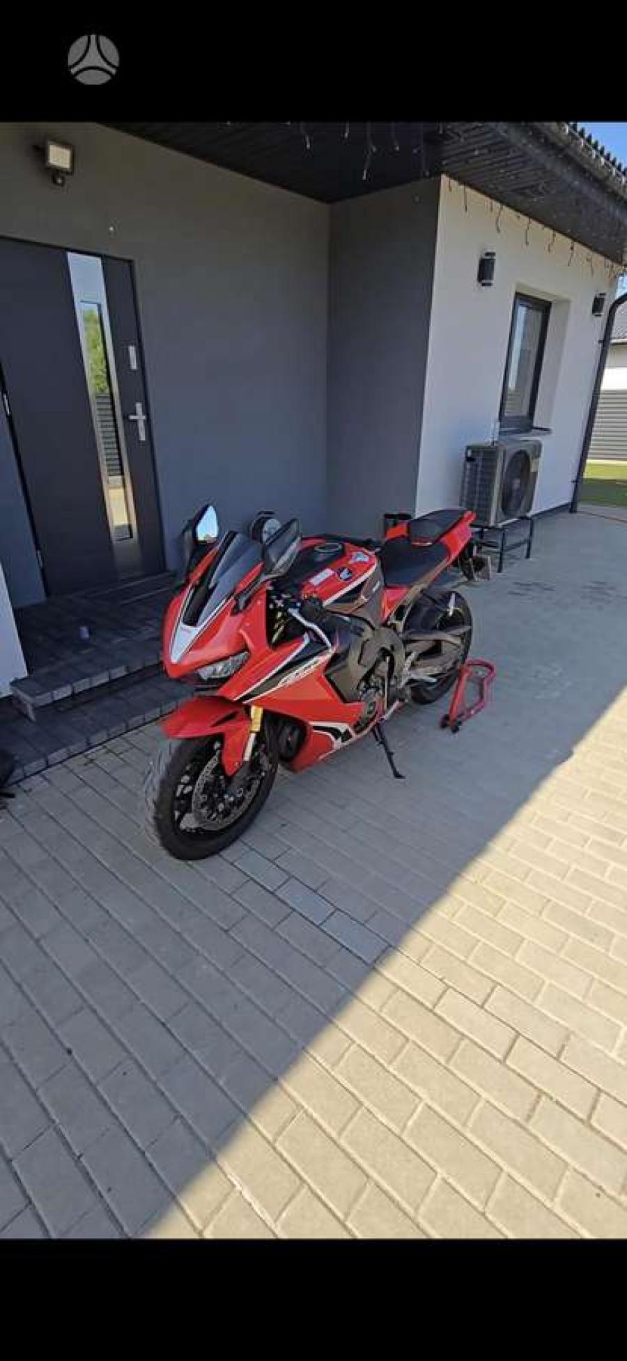 Красный Хонда Cbr 2019 в Клайпеда, объемом двигателя 1.00 л и пробегом 18 тыс. км за 11000 €, фото 3 на AUTOMOTO.COM.LV