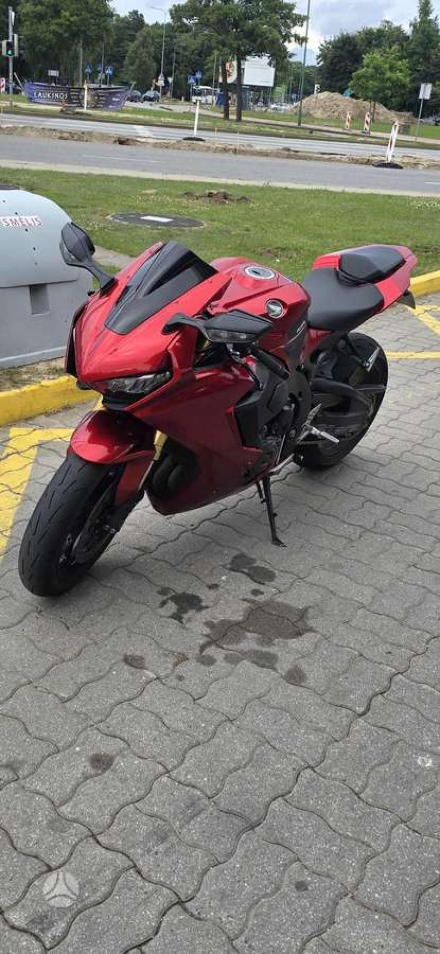 Красный Хонда Cbr 2019 в Клайпеда, объемом двигателя 1.00 л и пробегом 18 тыс. км за 11000 €, фото 4 на AUTOMOTO.COM.LV