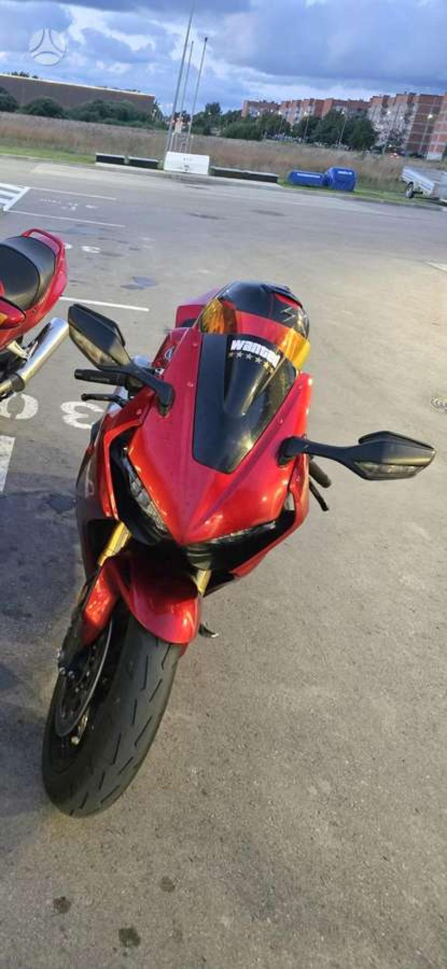 Красный Хонда Cbr 2019 в Клайпеда, объемом двигателя 1.00 л и пробегом 18 тыс. км за 11000 €, фото 6 на AUTOMOTO.COM.LV