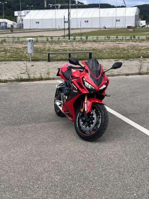 Sarkans Honda Cbr 2022 Viļņa, ar dzinēja tilpumu 0.65 L un nobraukumu 15 tūkst. km par 7500 €, foto  vietnē AUTOMOTO.COM.LV
