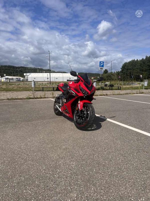 Red Honda Cbr 2022 in Vilnius, with an engine capacity of 0.65 L and mileage of 15 thousand km for 7500 €, photo 3 on AUTOMOTO.COM.LV