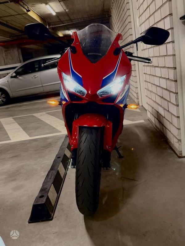 Красный Хонда Cbr 2025 в Вильнюс, объемом двигателя 0.65 л и пробегом 2 тыс. км за 8200 €, фото 2 на AUTOMOTO.COM.LV
