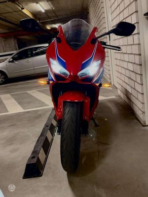 Red Honda Cbr 2025 in Vilnius, with an engine capacity of 0.65 L and mileage of 2 thousand km for 8200 €, photo 3 on AUTOMOTO.COM.LV