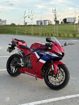 Red Honda Cbr 2026 in Vilnius, with an engine capacity of 0.60 L and mileage of 6 thousand km for 10350 €, photo 1 on AUTOMOTO.COM.LV