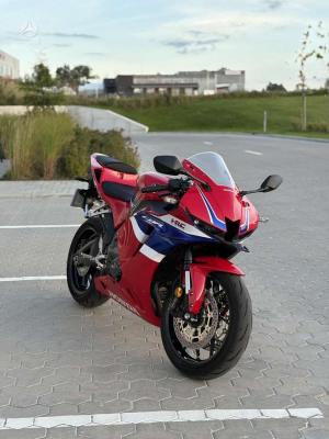 Red Honda Cbr 2026 in Vilnius, with an engine capacity of 0.60 L and mileage of 6 thousand km for 10350 €, photo 3 on AUTOMOTO.COM.LV