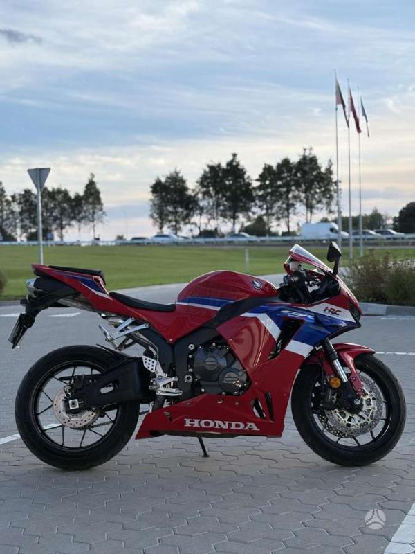 Red Honda Cbr 2026 in Vilnius, with an engine capacity of 0.60 L and mileage of 6 thousand km for 10350 €, photo 6 on AUTOMOTO.COM.LV