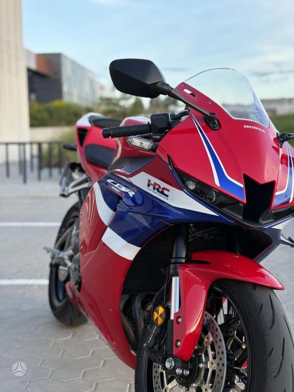 Red Honda Cbr 2026 in Vilnius, with an engine capacity of 0.60 L and mileage of 6 thousand km for 10350 €, photo 9 on AUTOMOTO.COM.LV