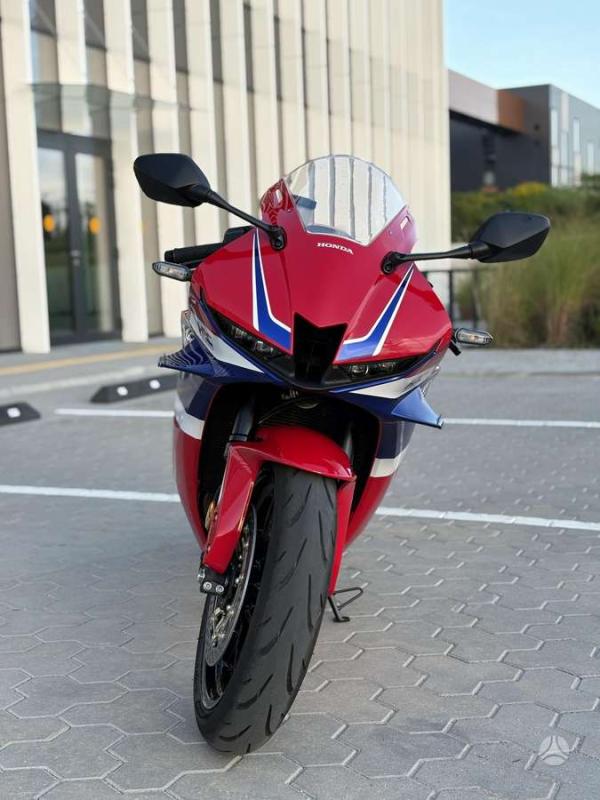Red Honda Cbr 2026 in Vilnius, with an engine capacity of 0.60 L and mileage of 6 thousand km for 10350 €, photo 10 on AUTOMOTO.COM.LV