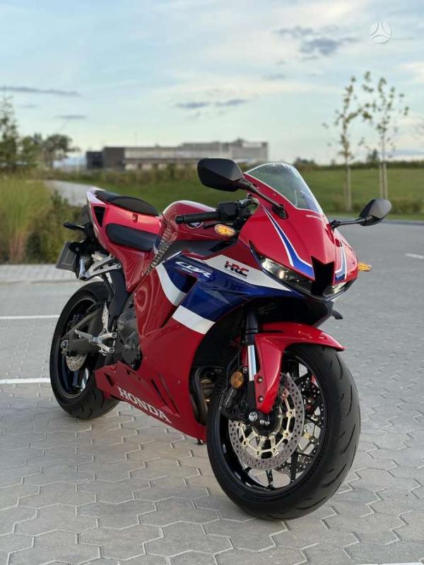 Red Honda Cbr 2026 in Vilnius, with an engine capacity of 0.60 L and mileage of 6 thousand km for 10350 €, photo 11 on AUTOMOTO.COM.LV