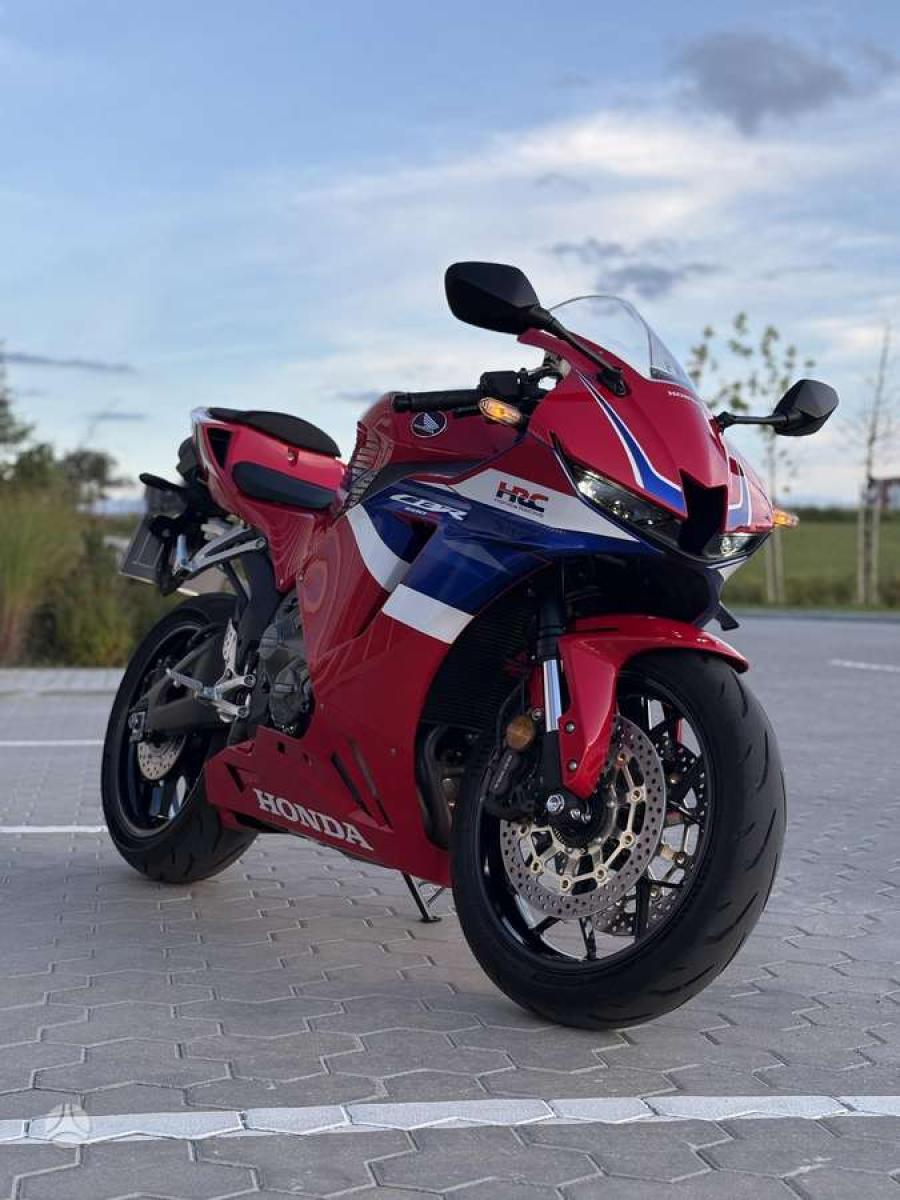 Red Honda Cbr 2026 in Vilnius, with an engine capacity of 0.60 L and mileage of 6 thousand km for 10350 €, photo 12 on AUTOMOTO.COM.LV