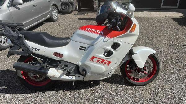 Balts Honda Cbr 1987 Marijampole, ar dzinēja tilpumu 1.00 L un nobraukumu 78 tūkst. km par 1600 €, foto 3 vietnē AUTOMOTO.COM.LV