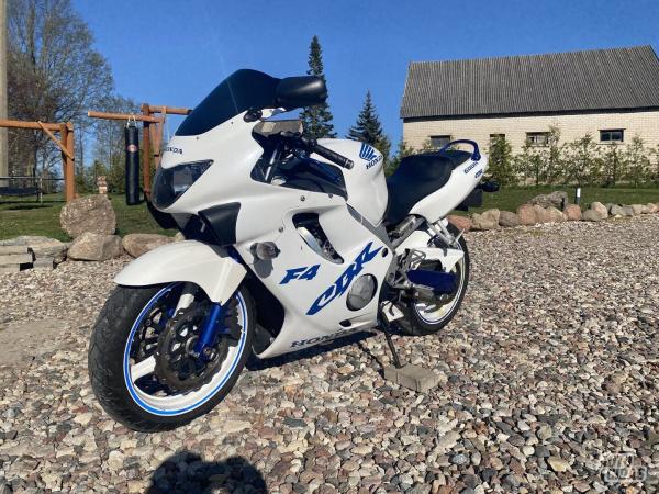 White Honda Cbr 2002 in Marijampole, with an engine capacity of 0.60 L and mileage of 88 thousand km for 1650 €, photo 1 on AUTOMOTO.COM.LV