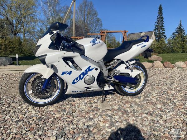 White Honda Cbr 2002 in Marijampole, with an engine capacity of 0.60 L and mileage of 88 thousand km for 1650 €, photo 2 on AUTOMOTO.COM.LV
