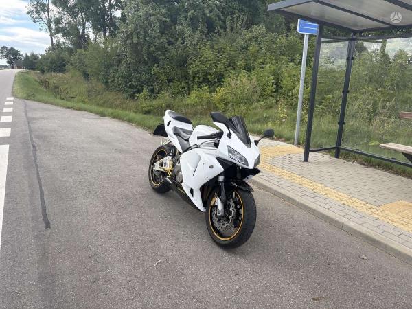 Белый Хонда Cbr 2003 в Шяуляй, объемом двигателя 0.60 л и пробегом 50 тыс. км за 2900 €, фото 1 на AUTOMOTO.COM.LV