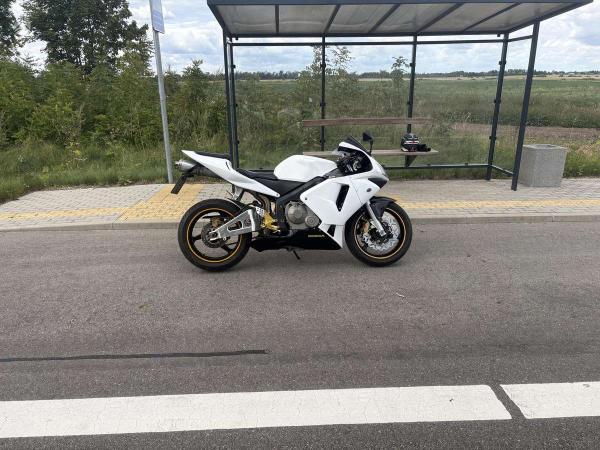 Белый Хонда Cbr 2003 в Шяуляй, объемом двигателя 0.60 л и пробегом 50 тыс. км за 2900 €, фото 2 на AUTOMOTO.COM.LV