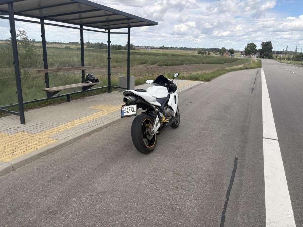Белый Хонда Cbr 2003 в Шяуляй, объемом двигателя 0.60 л и пробегом 50 тыс. км за 2900 €, фото 3 на AUTOMOTO.COM.LV