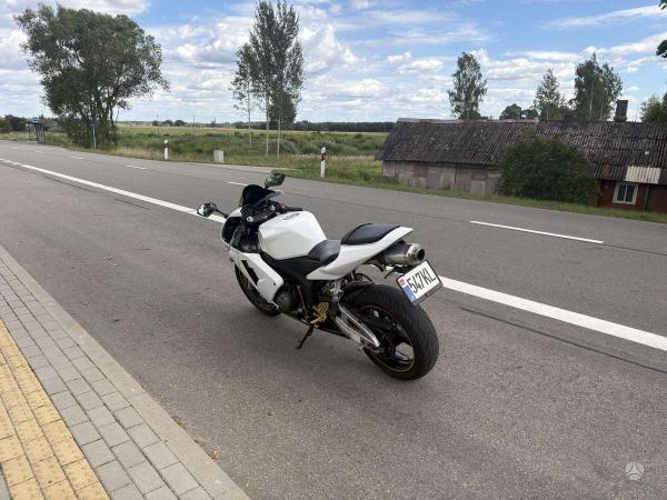 Белый Хонда Cbr 2003 в Шяуляй, объемом двигателя 0.60 л и пробегом 50 тыс. км за 2900 €, фото 4 на AUTOMOTO.COM.LV