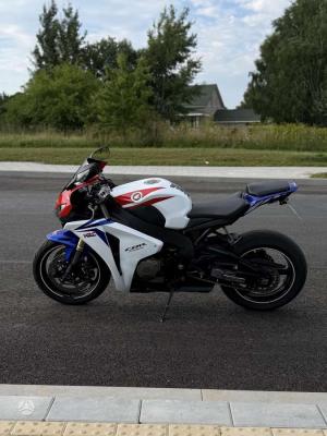 White Honda Cbr 2008 in Vilnius, with an engine capacity of 1.00 L and mileage of 35 thousand km for 5600 €, photo  on AUTOMOTO.COM.LV