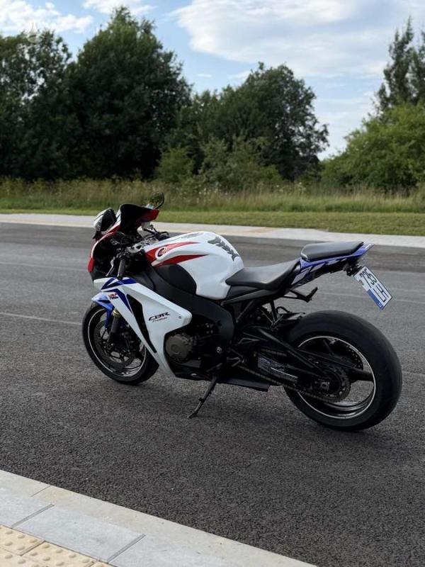 White Honda Cbr 2008 in Vilnius, with an engine capacity of 1.00 L and mileage of 35 thousand km for 5600 €, photo 2 on AUTOMOTO.COM.LV