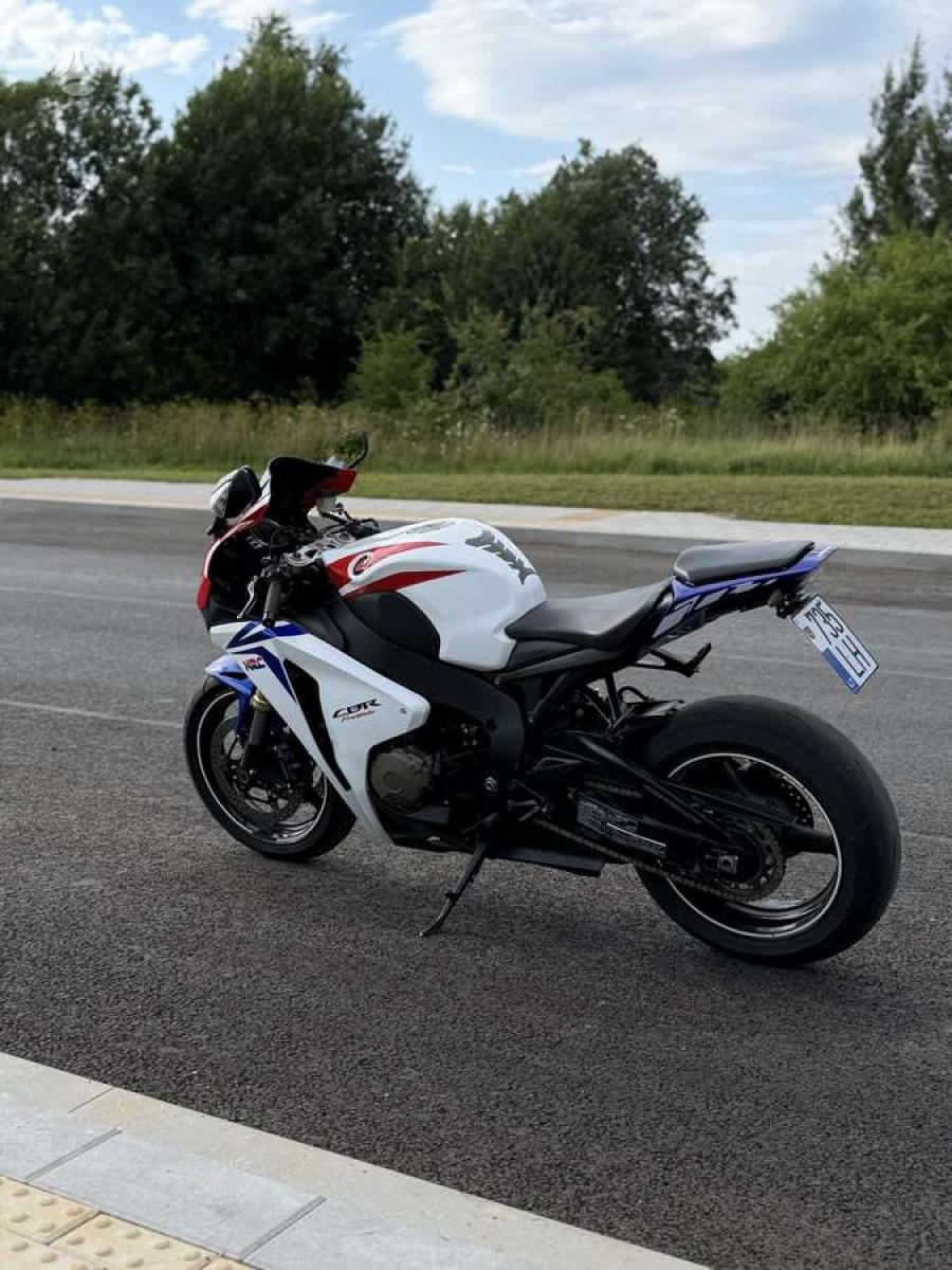 White Honda Cbr 2008 in Vilnius, with an engine capacity of 1.00 L and mileage of 35 thousand km for 5600 €, photo 3 on AUTOMOTO.COM.LV