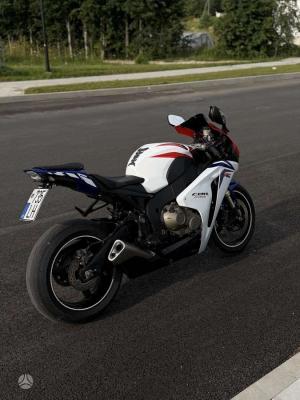 White Honda Cbr 2008 in Vilnius, with an engine capacity of 1.00 L and mileage of 35 thousand km for 5600 €, photo 4 on AUTOMOTO.COM.LV