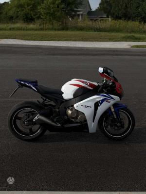 White Honda Cbr 2008 in Vilnius, with an engine capacity of 1.00 L and mileage of 35 thousand km for 5600 €, photo 5 on AUTOMOTO.COM.LV