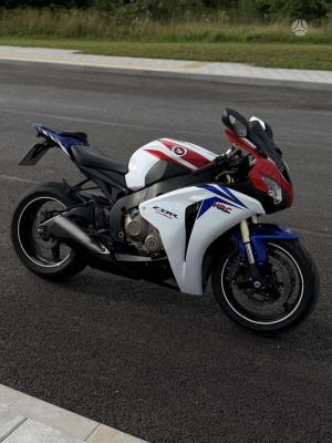 White Honda Cbr 2008 in Vilnius, with an engine capacity of 1.00 L and mileage of 35 thousand km for 5600 €, photo 6 on AUTOMOTO.COM.LV