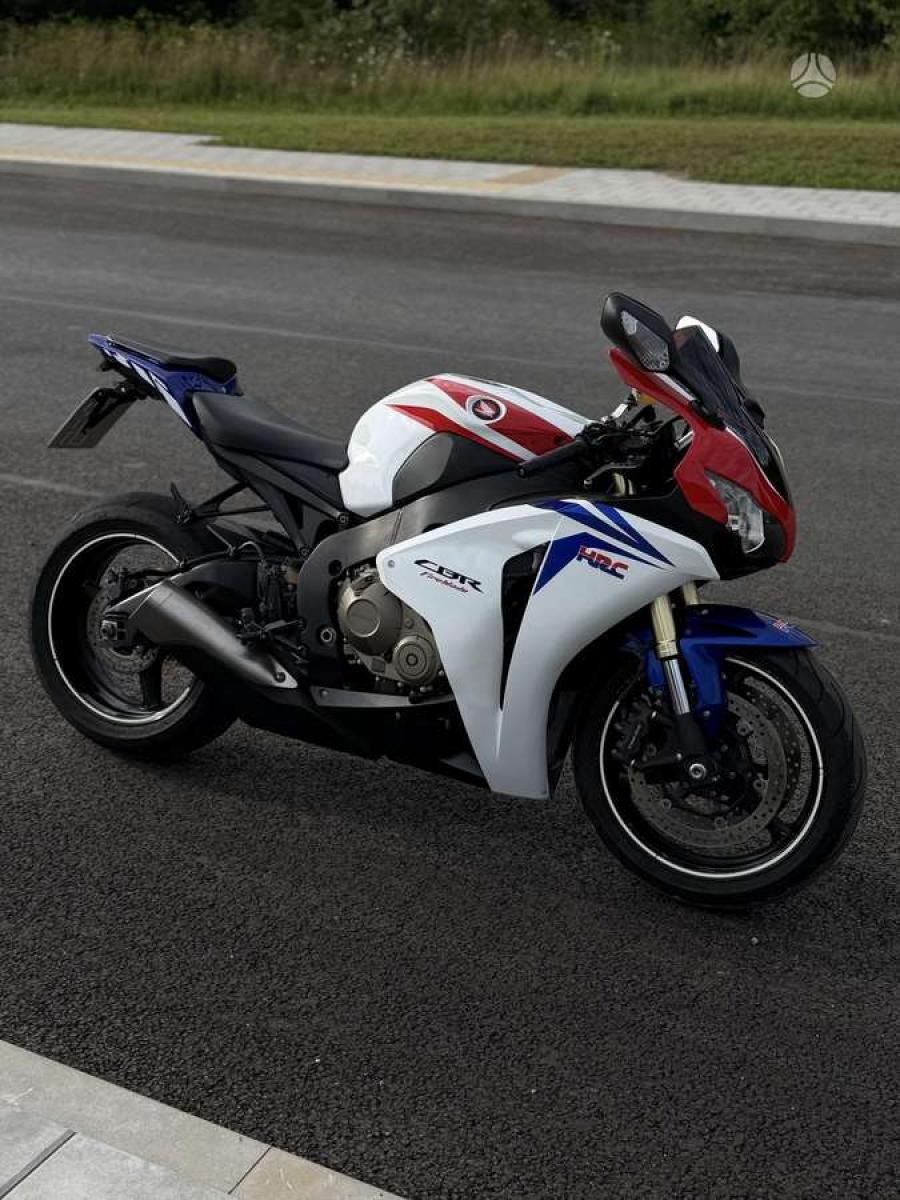 White Honda Cbr 2008 in Vilnius, with an engine capacity of 1.00 L and mileage of 35 thousand km for 5600 €, photo 6 on AUTOMOTO.COM.LV