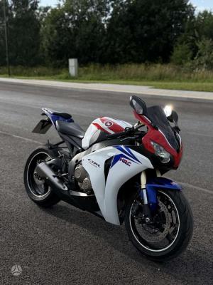 White Honda Cbr 2008 in Vilnius, with an engine capacity of 1.00 L and mileage of 35 thousand km for 5600 €, photo 7 on AUTOMOTO.COM.LV
