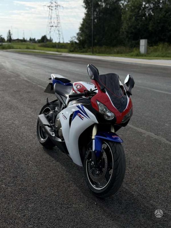 White Honda Cbr 2008 in Vilnius, with an engine capacity of 1.00 L and mileage of 35 thousand km for 5600 €, photo 7 on AUTOMOTO.COM.LV