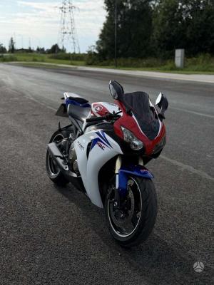 White Honda Cbr 2008 in Vilnius, with an engine capacity of 1.00 L and mileage of 35 thousand km for 5600 €, photo 8 on AUTOMOTO.COM.LV
