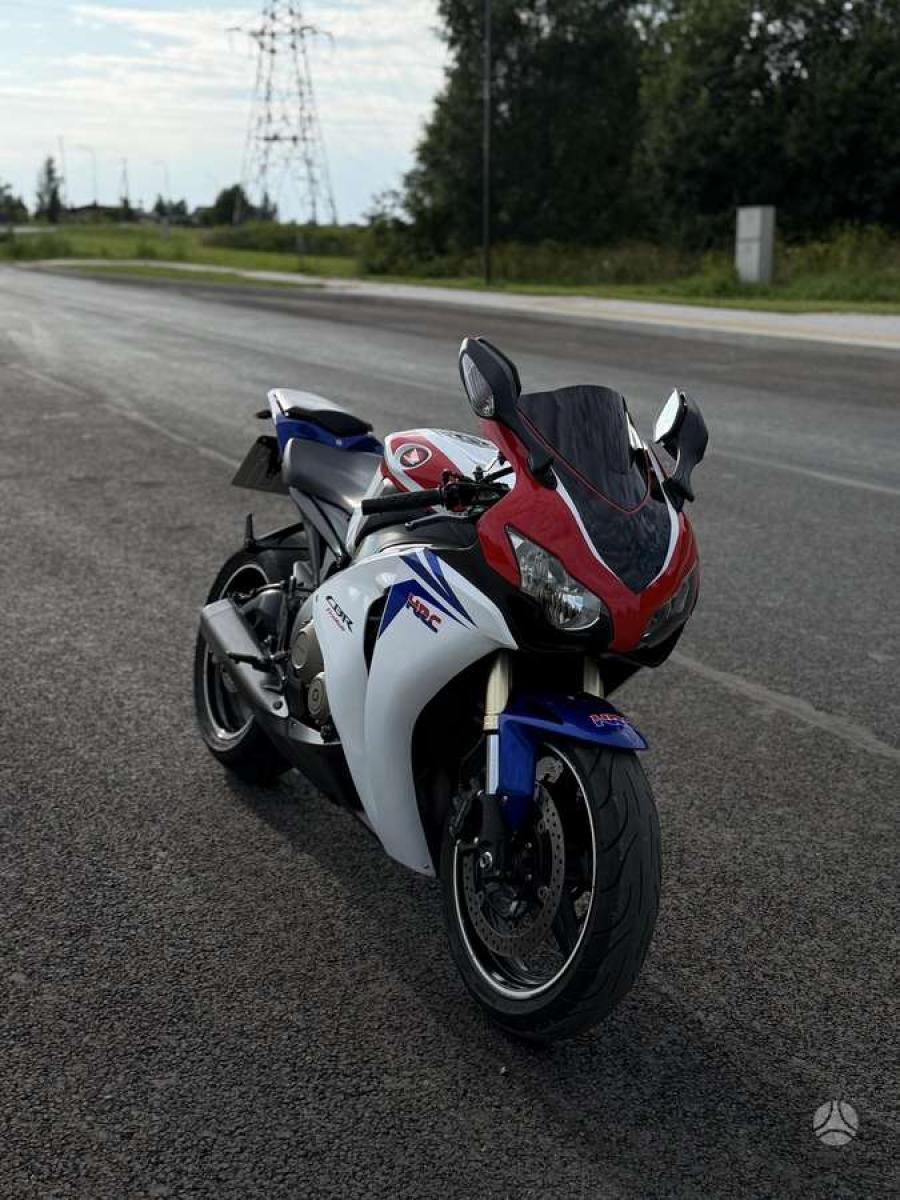 White Honda Cbr 2008 in Vilnius, with an engine capacity of 1.00 L and mileage of 35 thousand km for 5600 €, photo 8 on AUTOMOTO.COM.LV