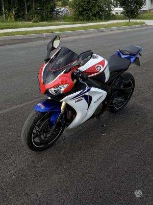 White Honda Cbr 2008 in Vilnius, with an engine capacity of 1.00 L and mileage of 35 thousand km for 5600 €, photo 9 on AUTOMOTO.COM.LV