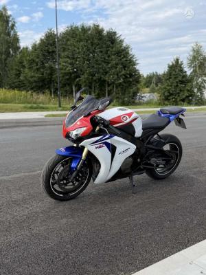 White Honda Cbr 2008 in Vilnius, with an engine capacity of 1.00 L and mileage of 35 thousand km for 5600 €, photo 10 on AUTOMOTO.COM.LV