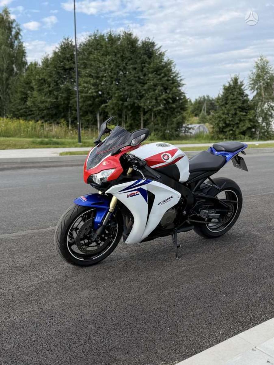 White Honda Cbr 2008 in Vilnius, with an engine capacity of 1.00 L and mileage of 35 thousand km for 5600 €, photo 10 on AUTOMOTO.COM.LV