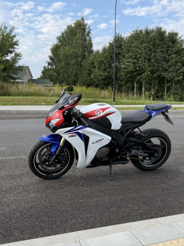 White Honda Cbr 2008 in Vilnius, with an engine capacity of 1.00 L and mileage of 35 thousand km for 5600 €, photo 10 on AUTOMOTO.COM.LV
