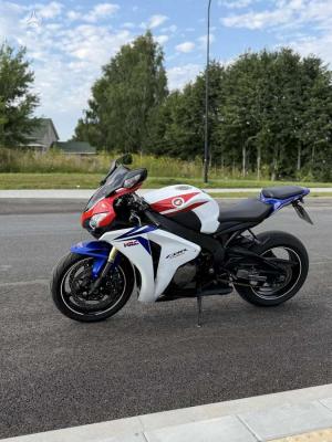 White Honda Cbr 2008 in Vilnius, with an engine capacity of 1.00 L and mileage of 35 thousand km for 5600 €, photo 11 on AUTOMOTO.COM.LV