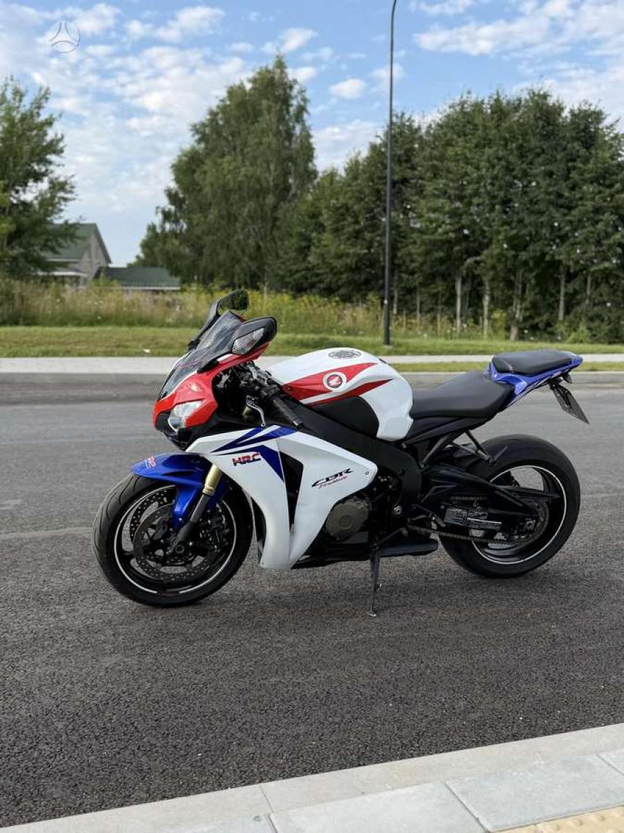 White Honda Cbr 2008 in Vilnius, with an engine capacity of 1.00 L and mileage of 35 thousand km for 5600 €, photo 11 on AUTOMOTO.COM.LV