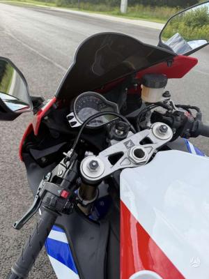 White Honda Cbr 2008 in Vilnius, with an engine capacity of 1.00 L and mileage of 35 thousand km for 5600 €, photo 12 on AUTOMOTO.COM.LV