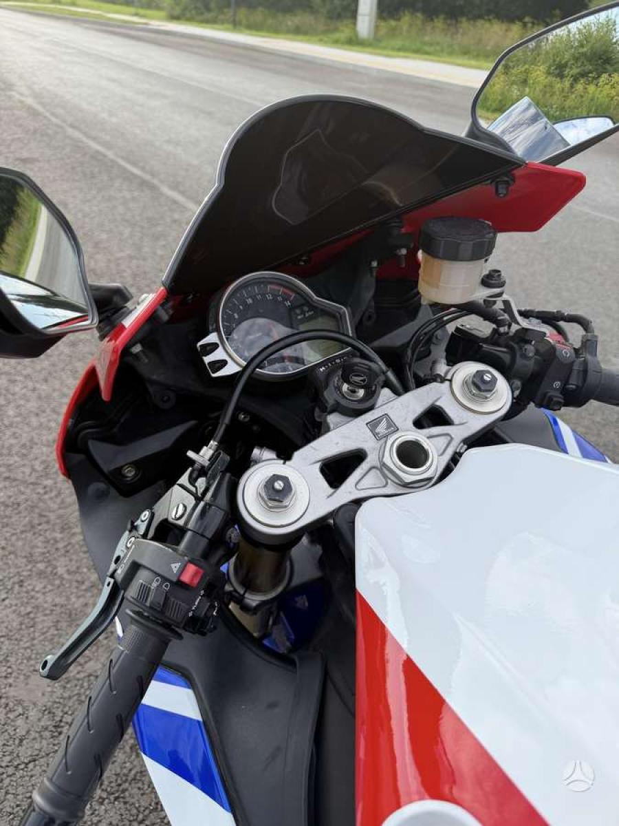 White Honda Cbr 2008 in Vilnius, with an engine capacity of 1.00 L and mileage of 35 thousand km for 5600 €, photo 12 on AUTOMOTO.COM.LV