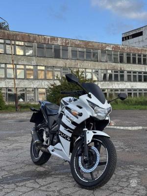 White Honda Cbr 2012 in Plunge, with an engine capacity of 0.13 L and mileage of 54 thousand km for 1460 €, photo  on AUTOMOTO.COM.LV