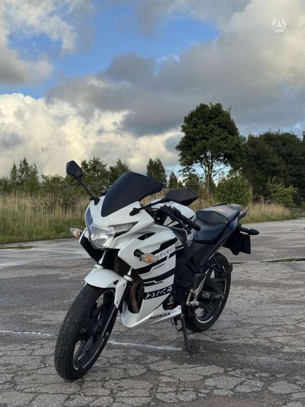 Honda Cbr 2012 in Plunge on AUTOMOTO.COM.LV White Honda Cbr 2012 in Plunge, with an engine capacity of 0.13 L and mileage of 54 thousand km for 1460 €, photo 3 on AUTOMOTO.COM.LV