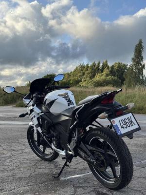 White Honda Cbr 2012 in Plunge, with an engine capacity of 0.13 L and mileage of 54 thousand km for 1460 €, photo 4 on AUTOMOTO.COM.LV