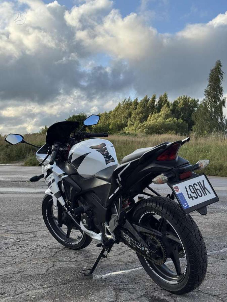 White Honda Cbr 2012 in Plunge, with an engine capacity of 0.13 L and mileage of 54 thousand km for 1460 €, photo 4 on AUTOMOTO.COM.LV